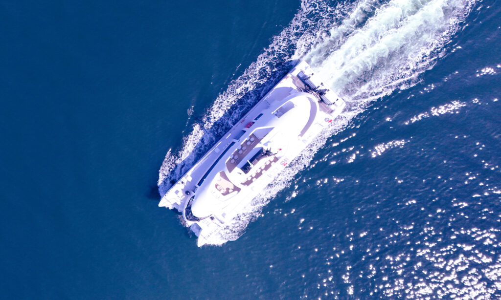 海に浮かぶ“白い卵”──水素旅客船「HANARIA」誕生！